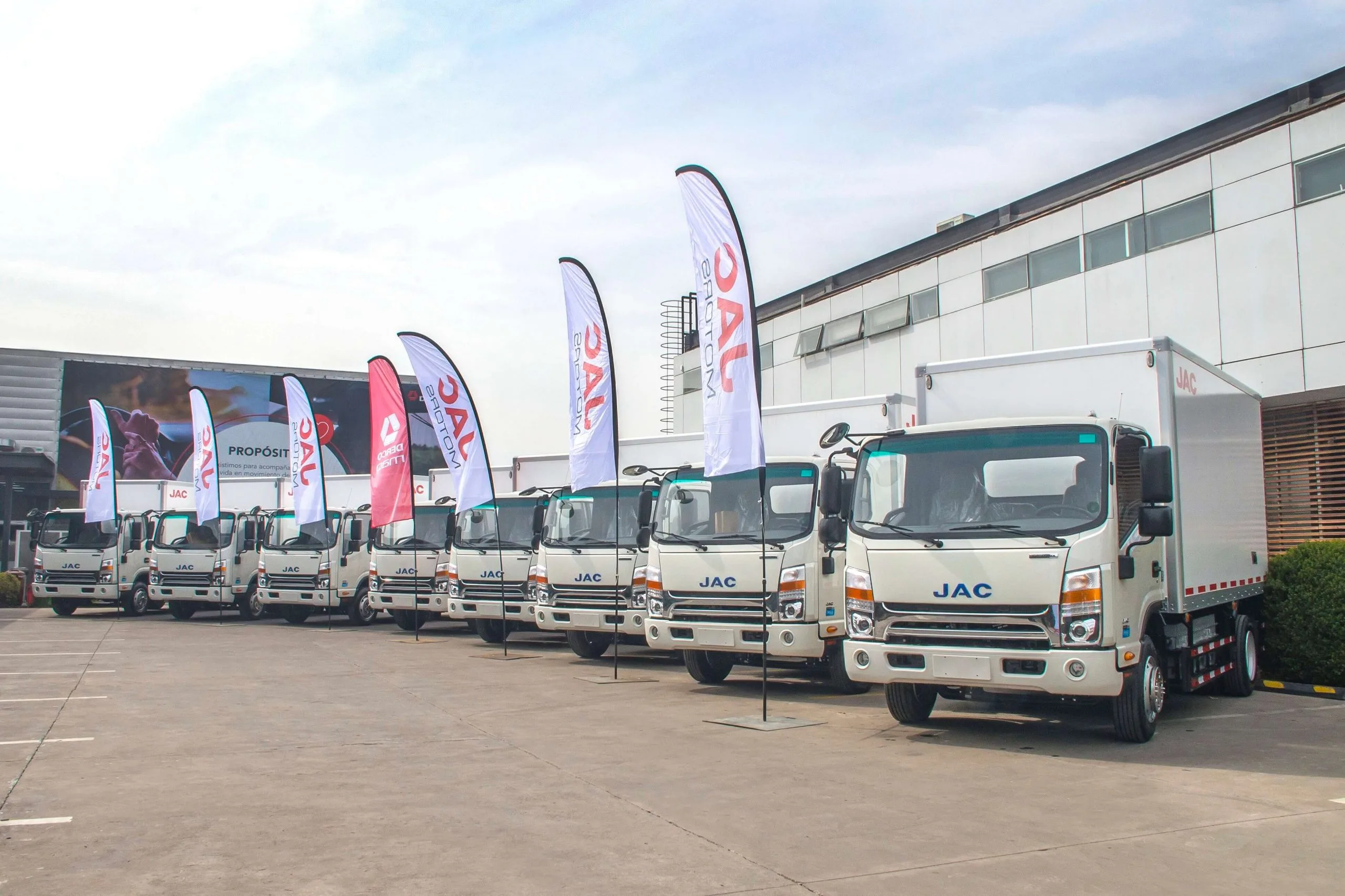 Sodimac sumó ocho camiones eléctricos JAC N55 a su flota eléctrica