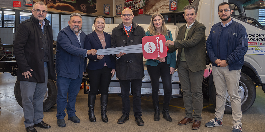 Hito de colaboración entre Dercomaq e INACAP: entrega de camión ...