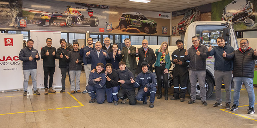 Entrega de camión eléctrico JAC refuerza alianza entre Dercomaq e INACAP